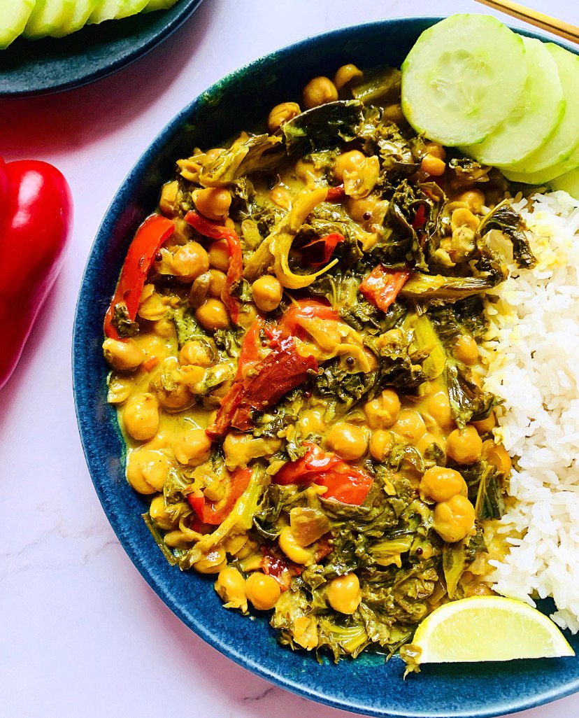 Make this Easy Chickpeas & Kale Curry Simmered in 🥥 milk